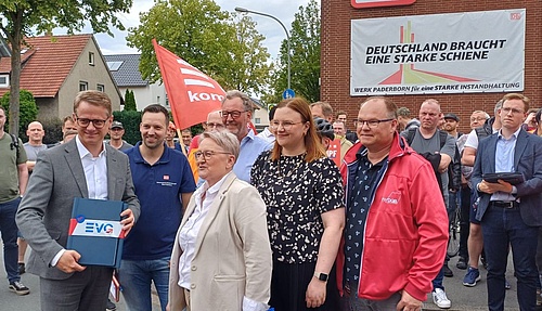 Werk Paderborn: Über 6.000 Unterschriften an Carsten Linnemann übergeben - EVG